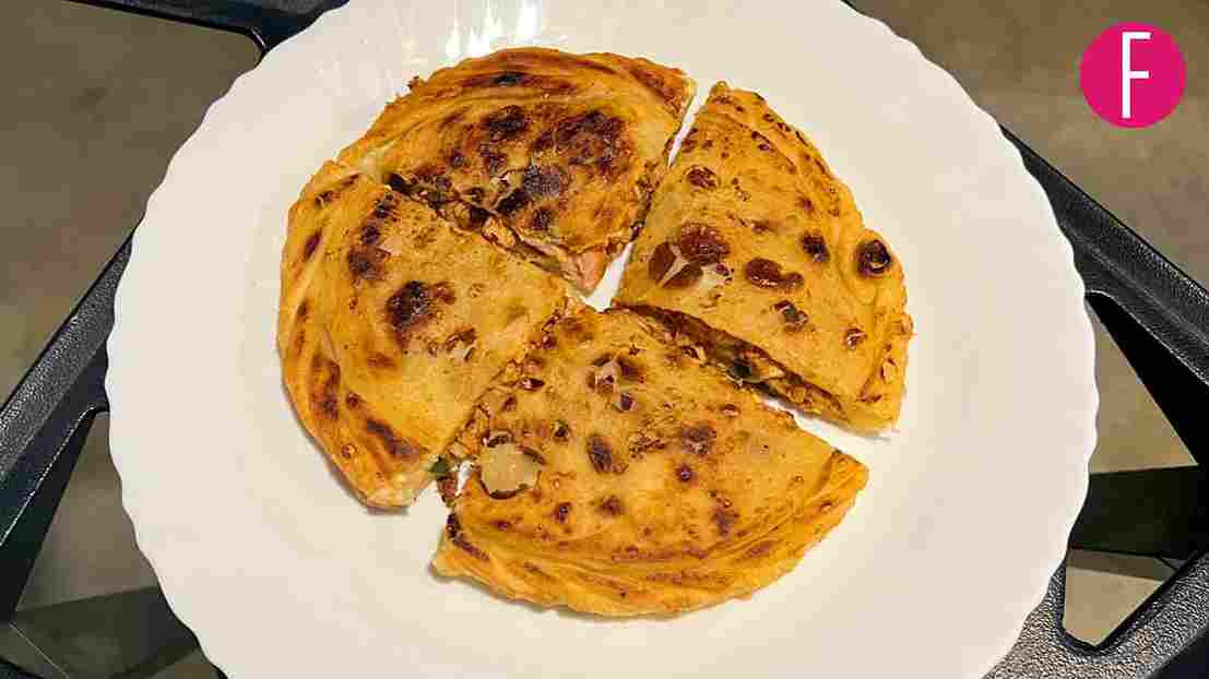 We Tried The Famous Pizza & Nutella Parathas From Cafe Clifton!